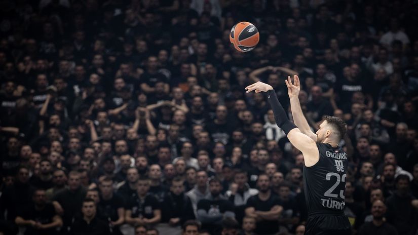 Kletva prvog mesta nastavlja da živi: Fener napravio brejk usred Pireja ...